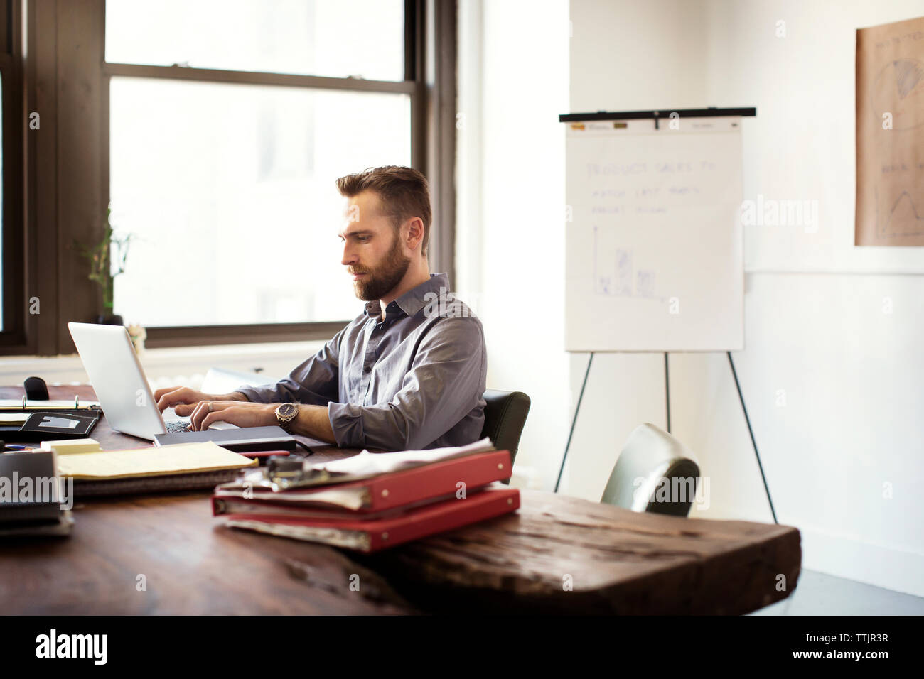 Man sitting down office up hi-res stock photography and images - Alamy