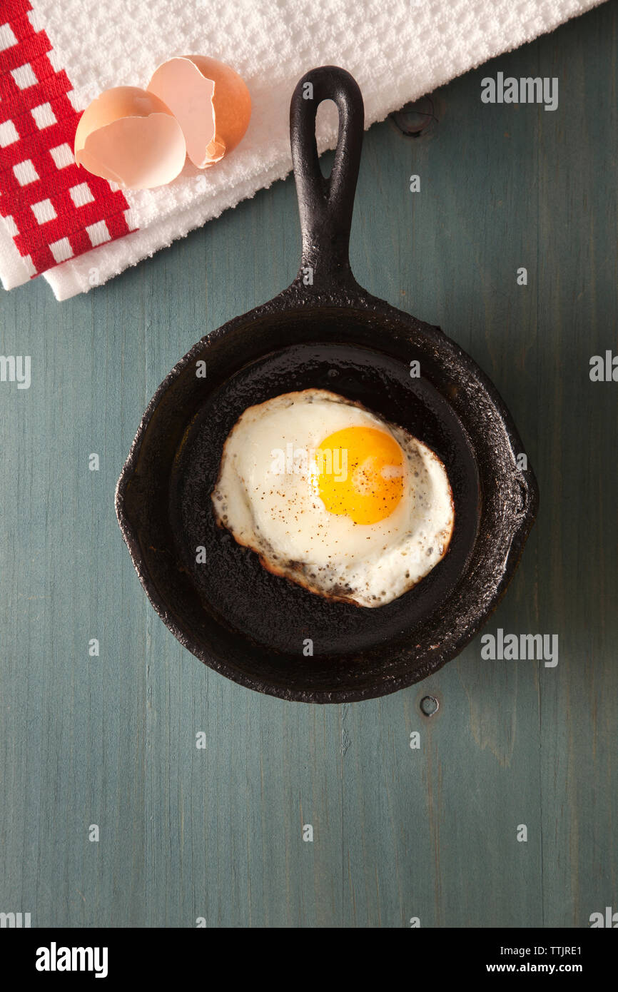 Fry pan side view hi-res stock photography and images - Alamy