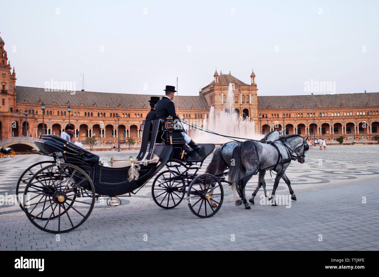 Horses and carriage building hi-res stock photography and images - Alamy
