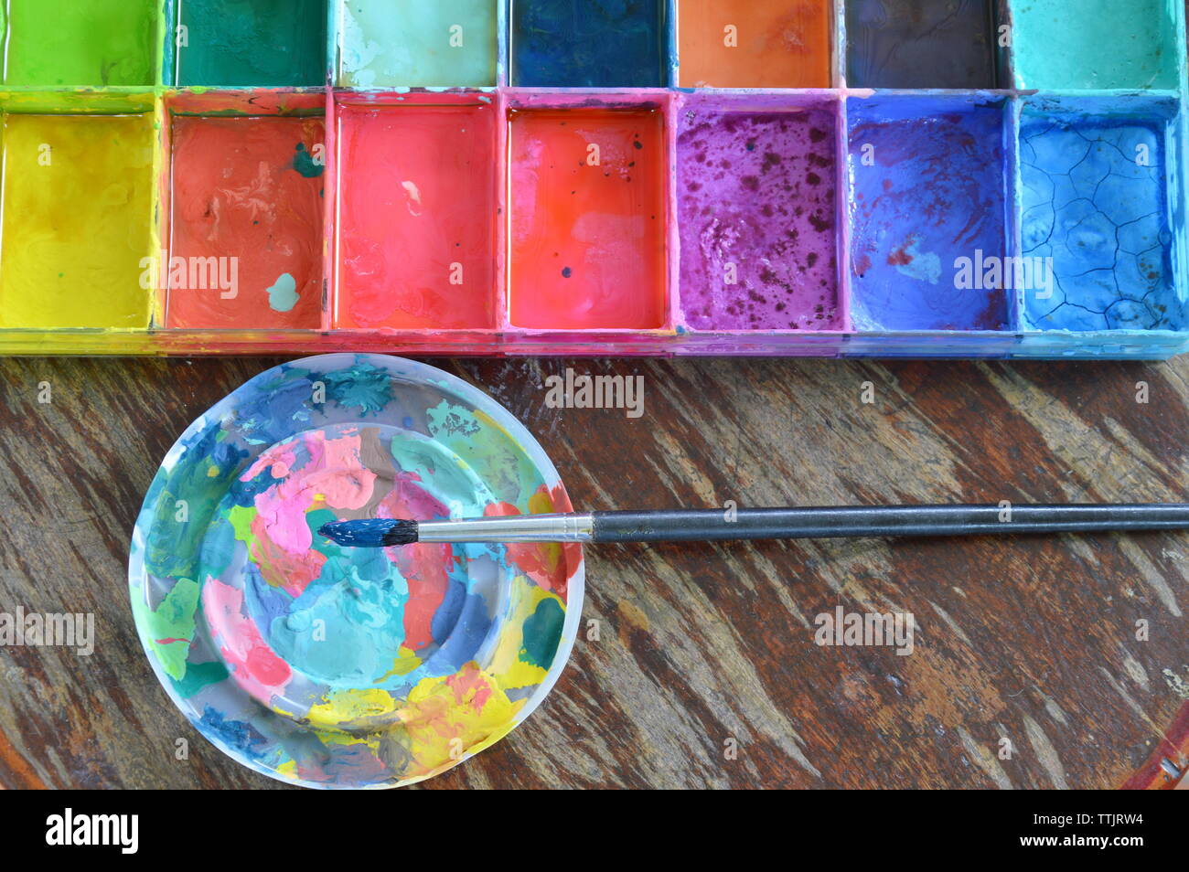 paint brush and oil color in plastic tray on wooden board Stock Photo ...