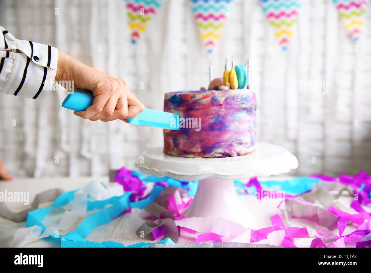 Woman hand cutting sponge cake hi-res stock photography and images - Alamy