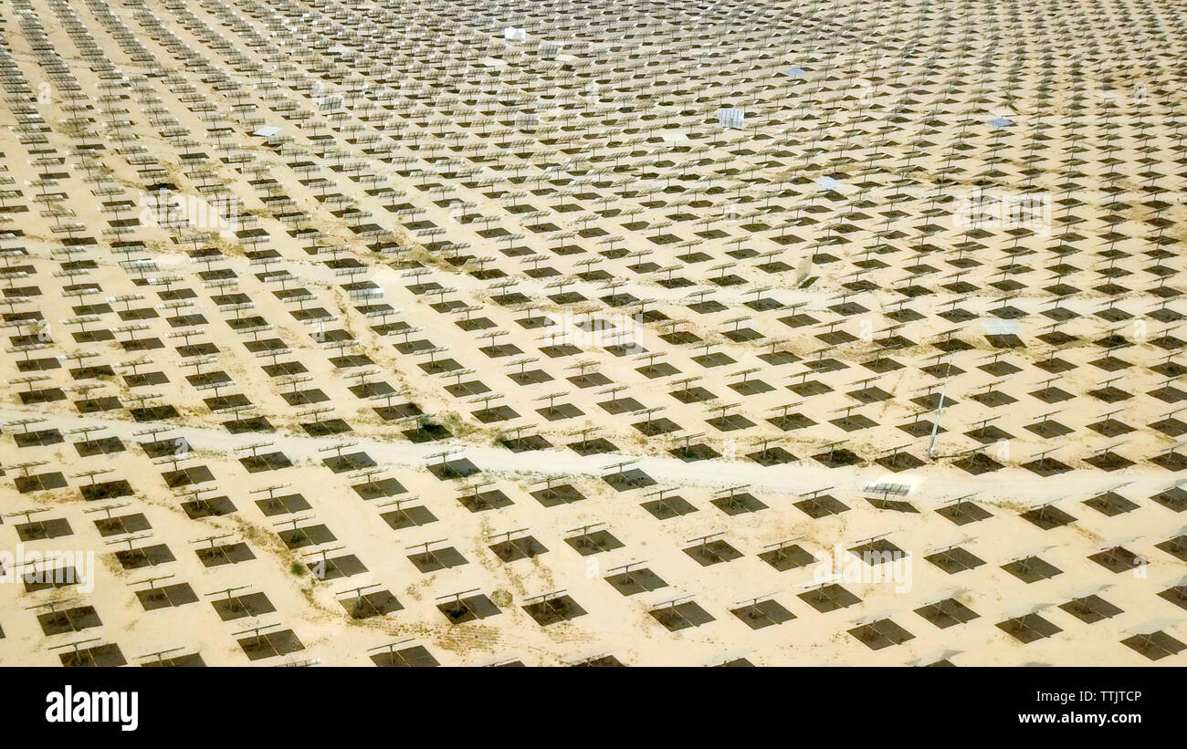 Solar power tower and mirrors that focus the sun's rays upon a ...