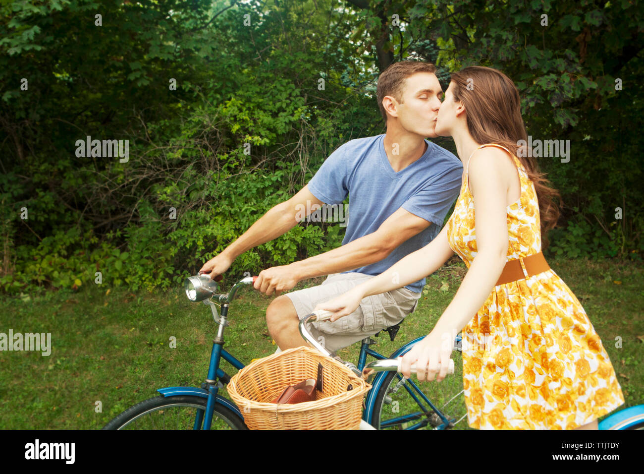 Couple with bicycles kissing hi-res stock photography and images - Alamy