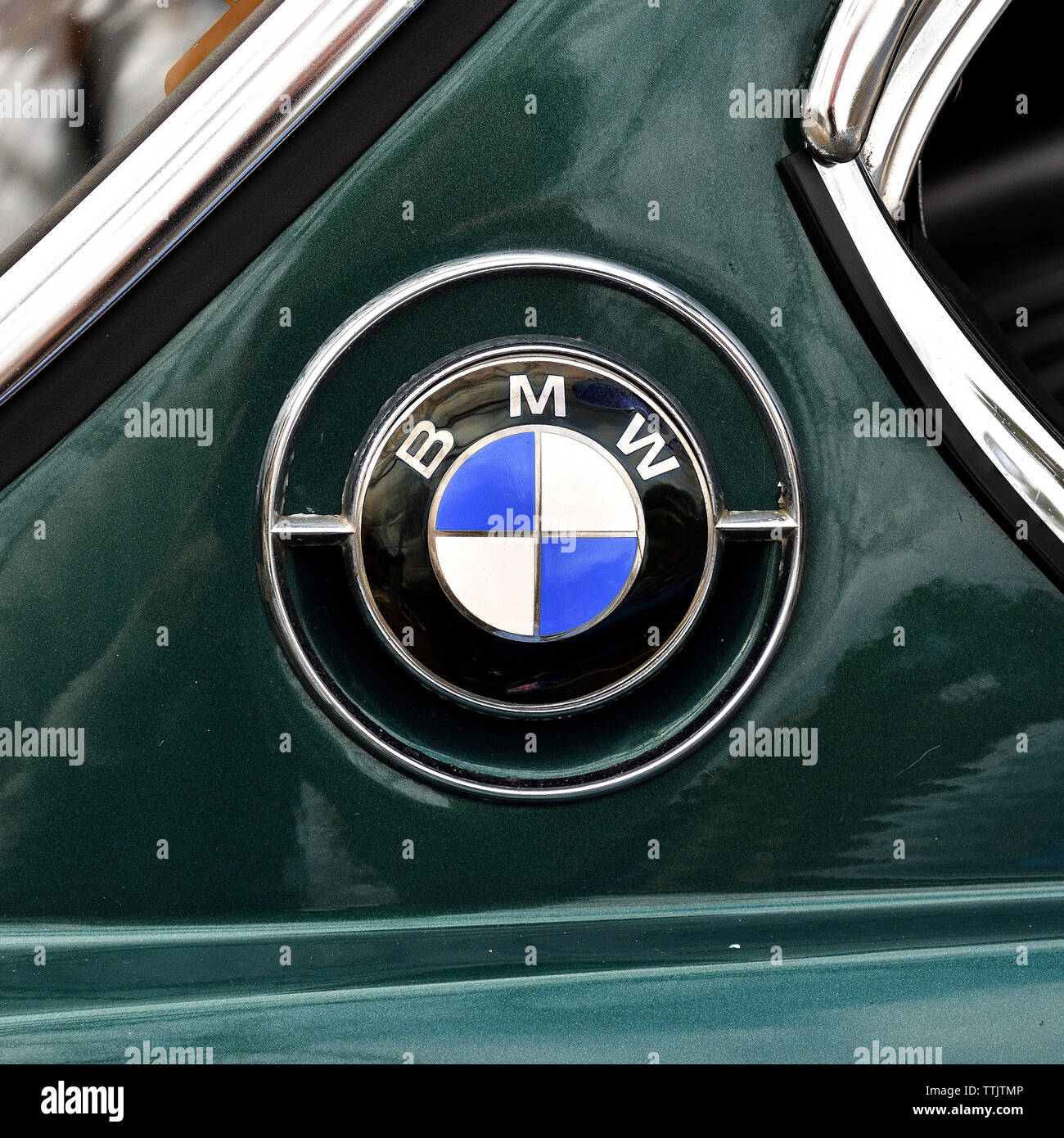 Bmw emblem hi-res stock photography and images - Alamy