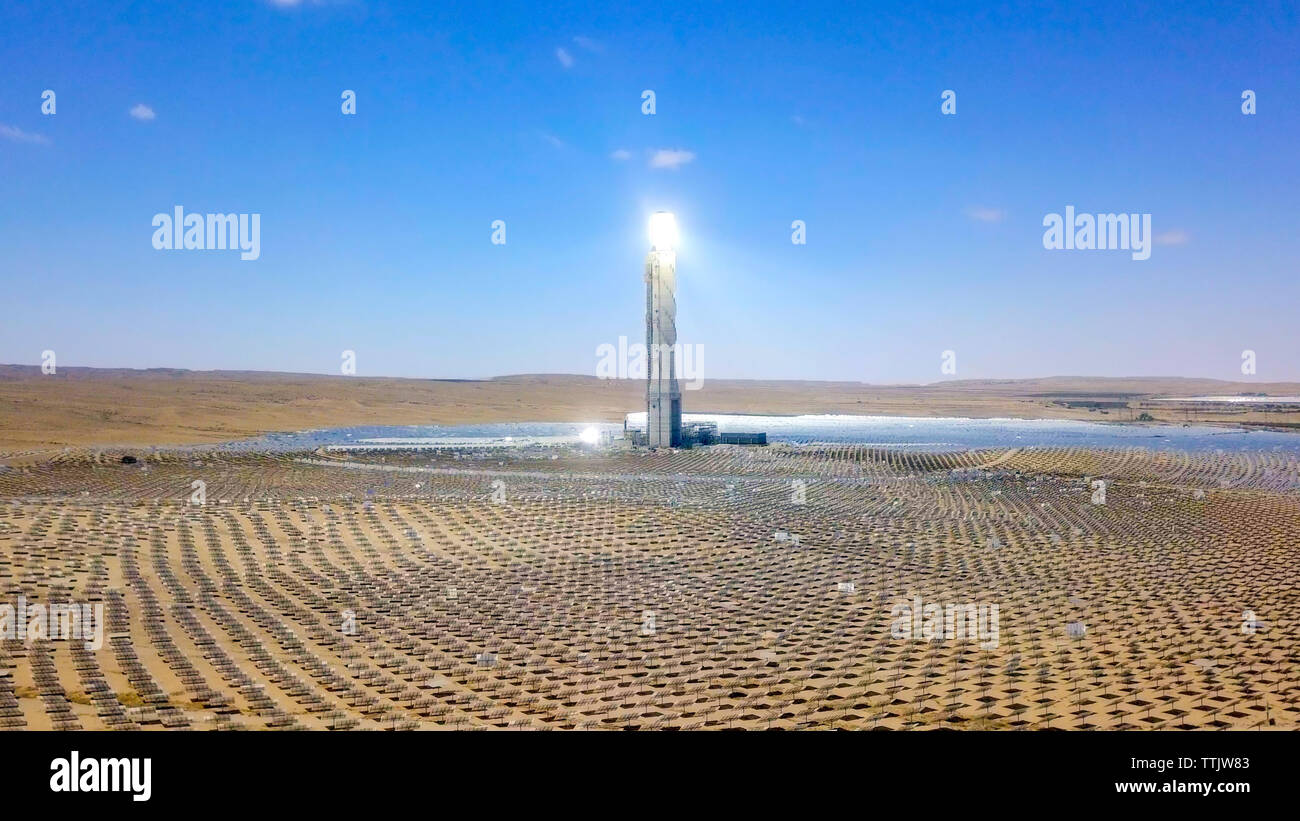 Solar power tower and mirrors that focus the sun's rays upon a ...