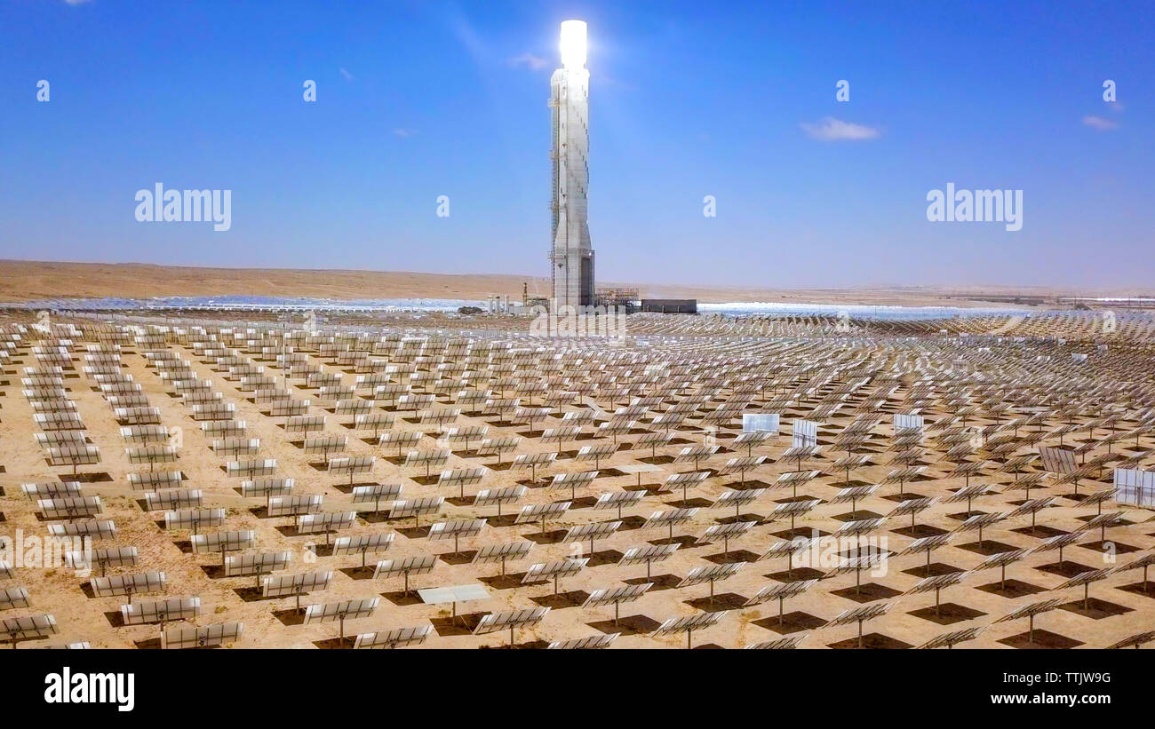Solar power tower and mirrors that focus the sun's rays upon a ...