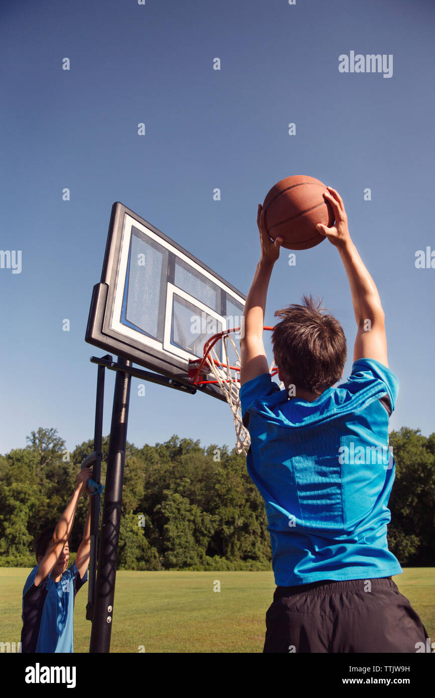 Boys playing basketball hi-res stock photography and images - Alamy