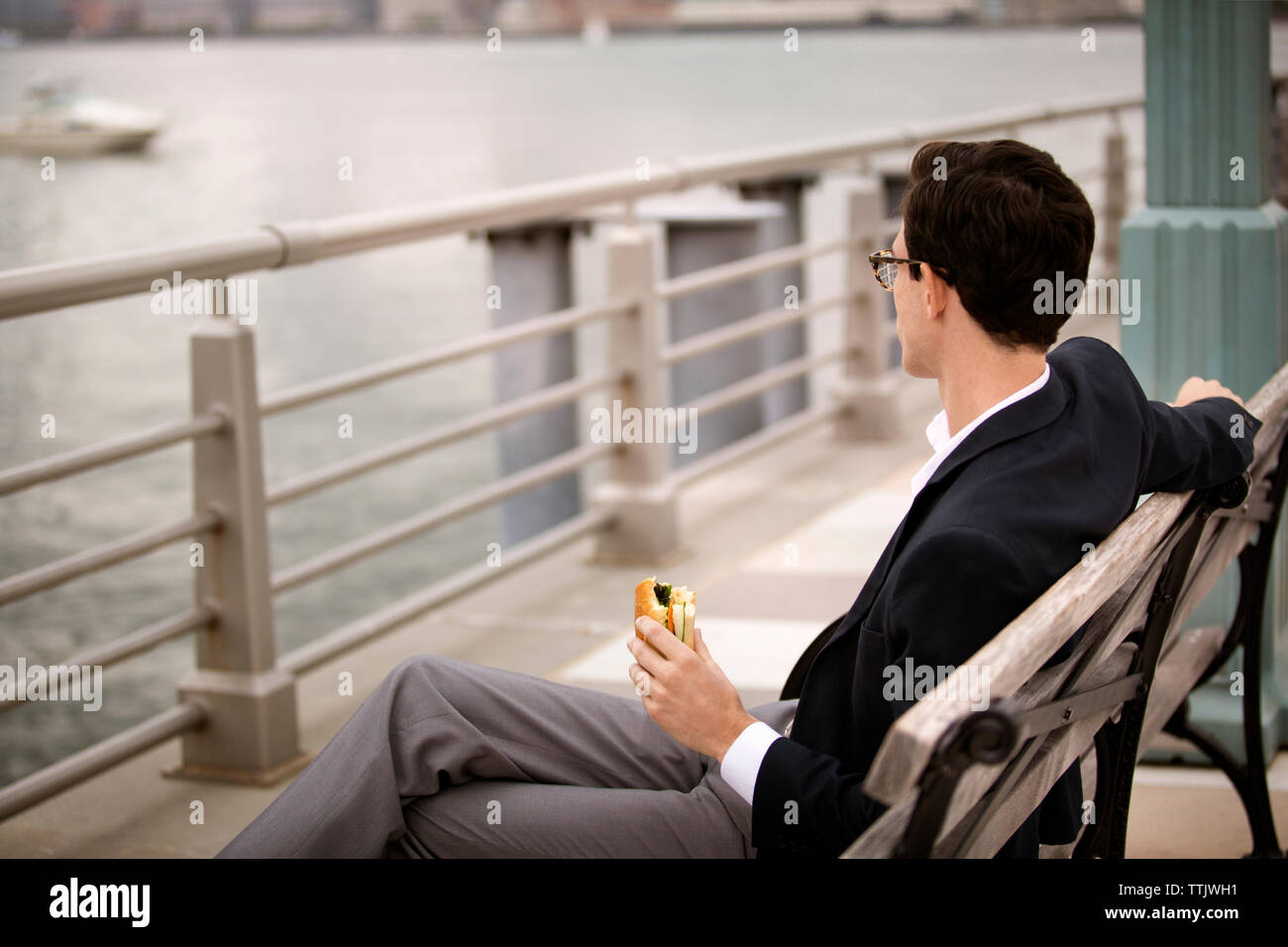 Man eating sitting bench hi-res stock photography and images - Alamy