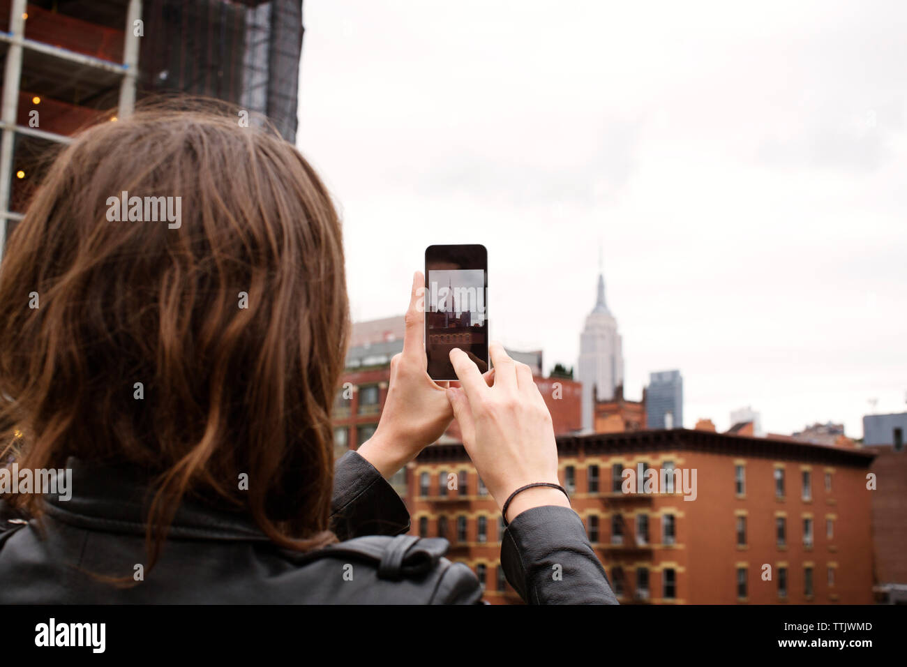 Mobile phone empire state new york hi-res stock photography and images ...