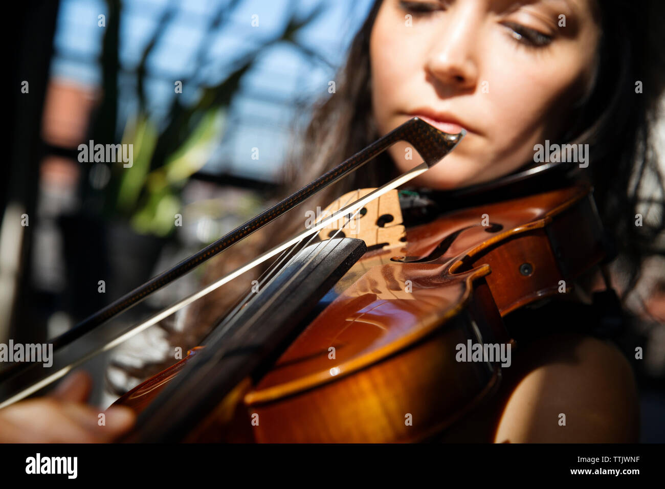 Woman violin hi-res stock photography and images - Alamy