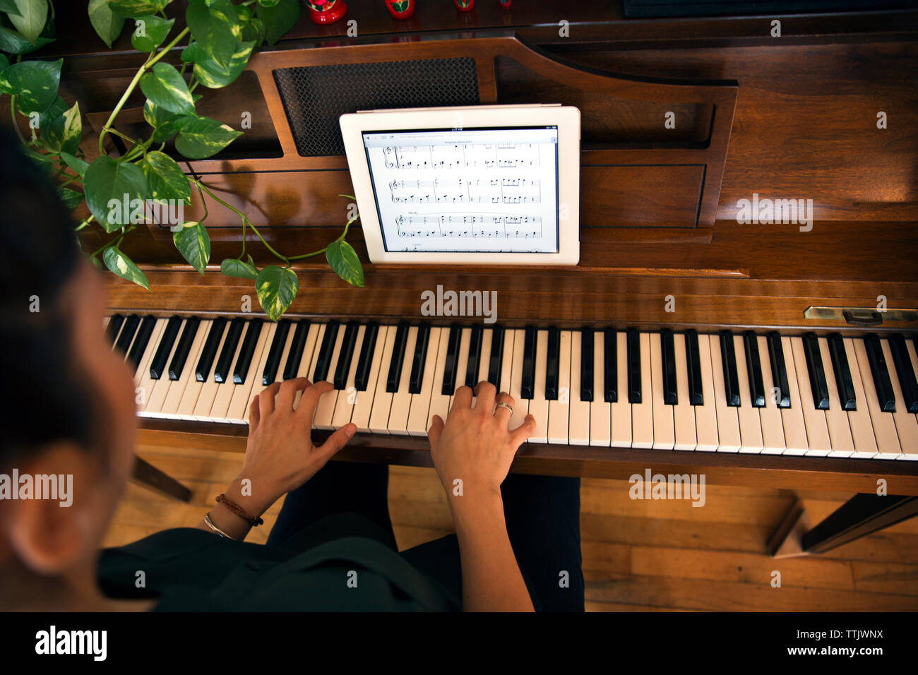 Person woman playing keyboard hi-res stock photography and images - Alamy