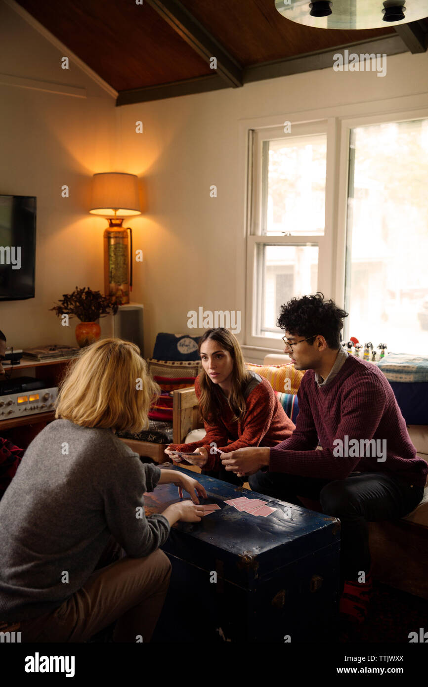 Room full of friends hi-res stock photography and images - Alamy