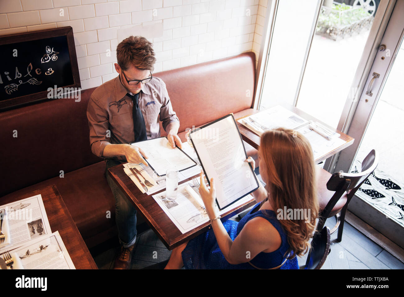 People sitting down at tables hi-res stock photography and images - Alamy