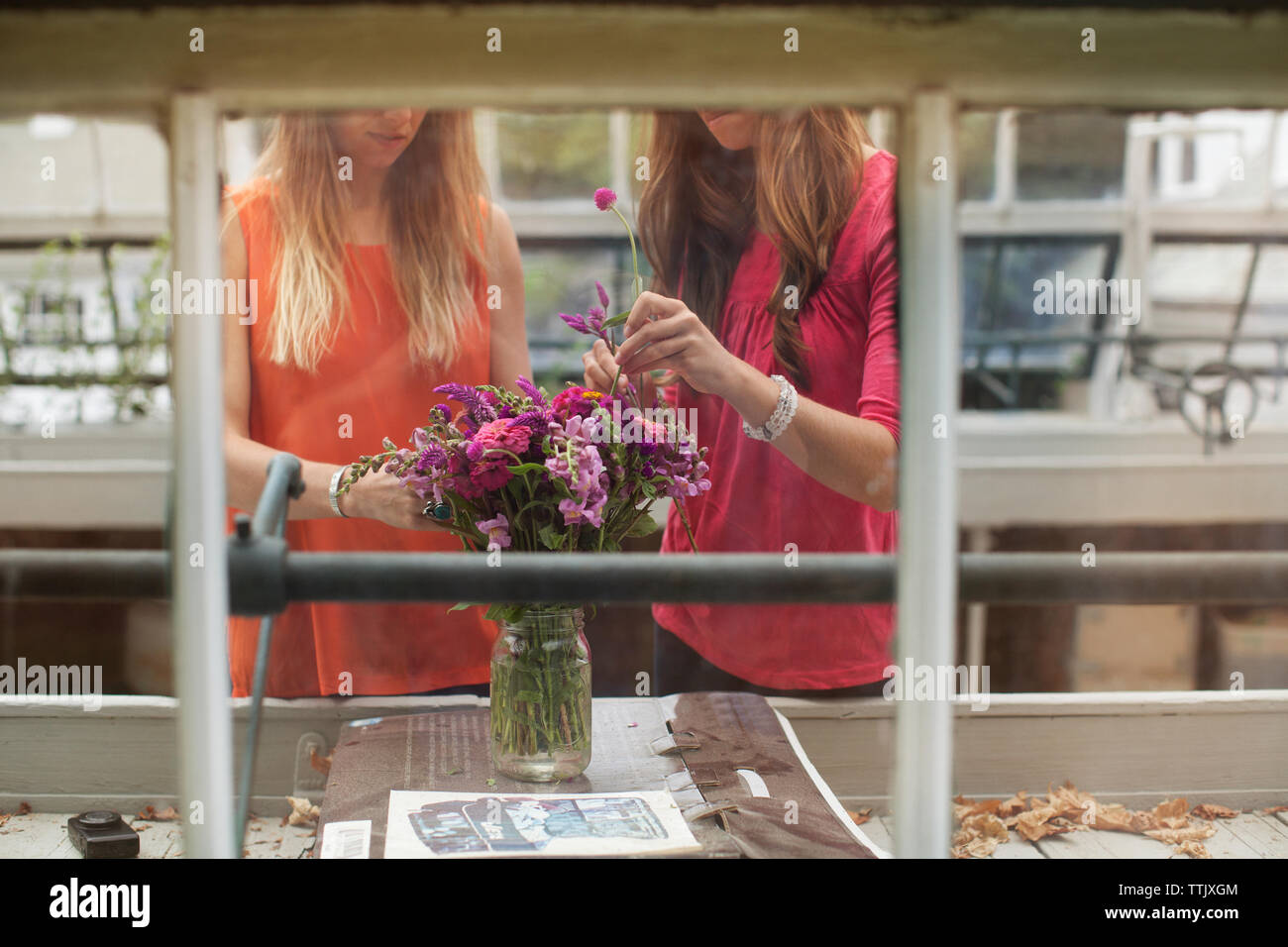 Putting flowers hi-res stock photography and images - Alamy