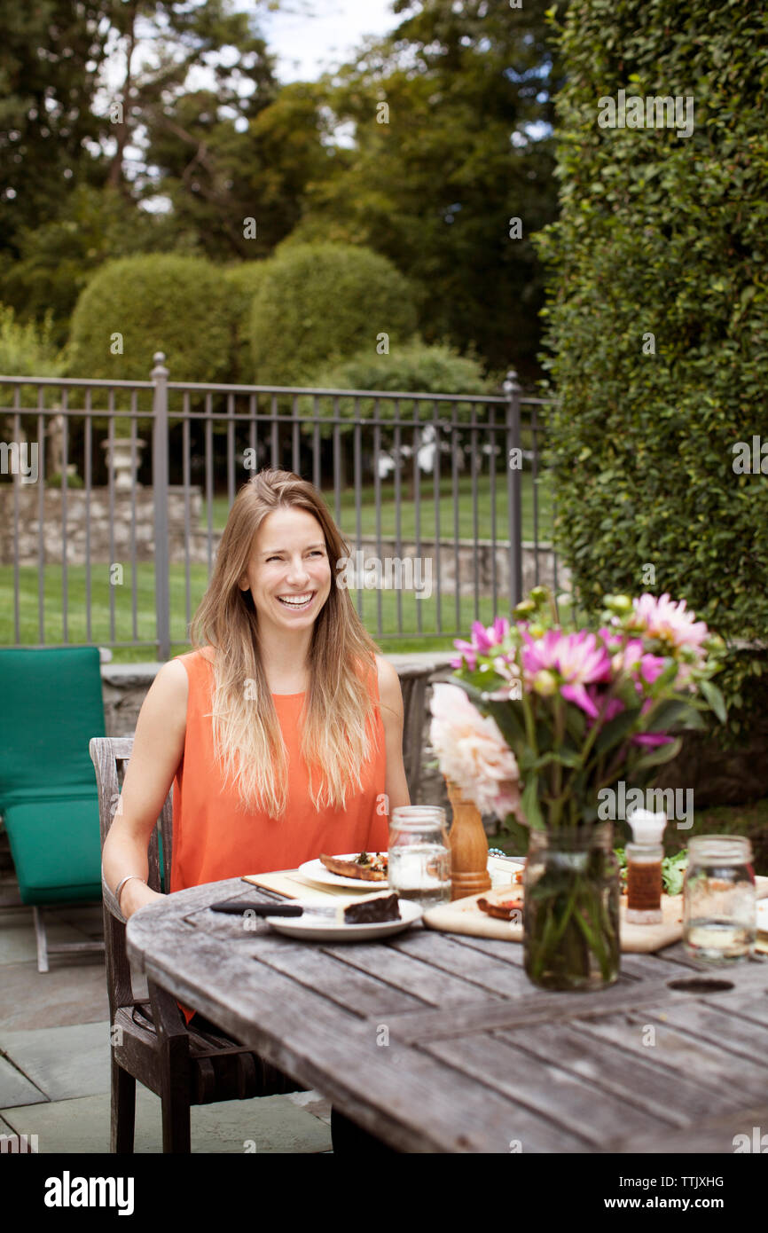 Woman sitting at table hi-res stock photography and images - Alamy