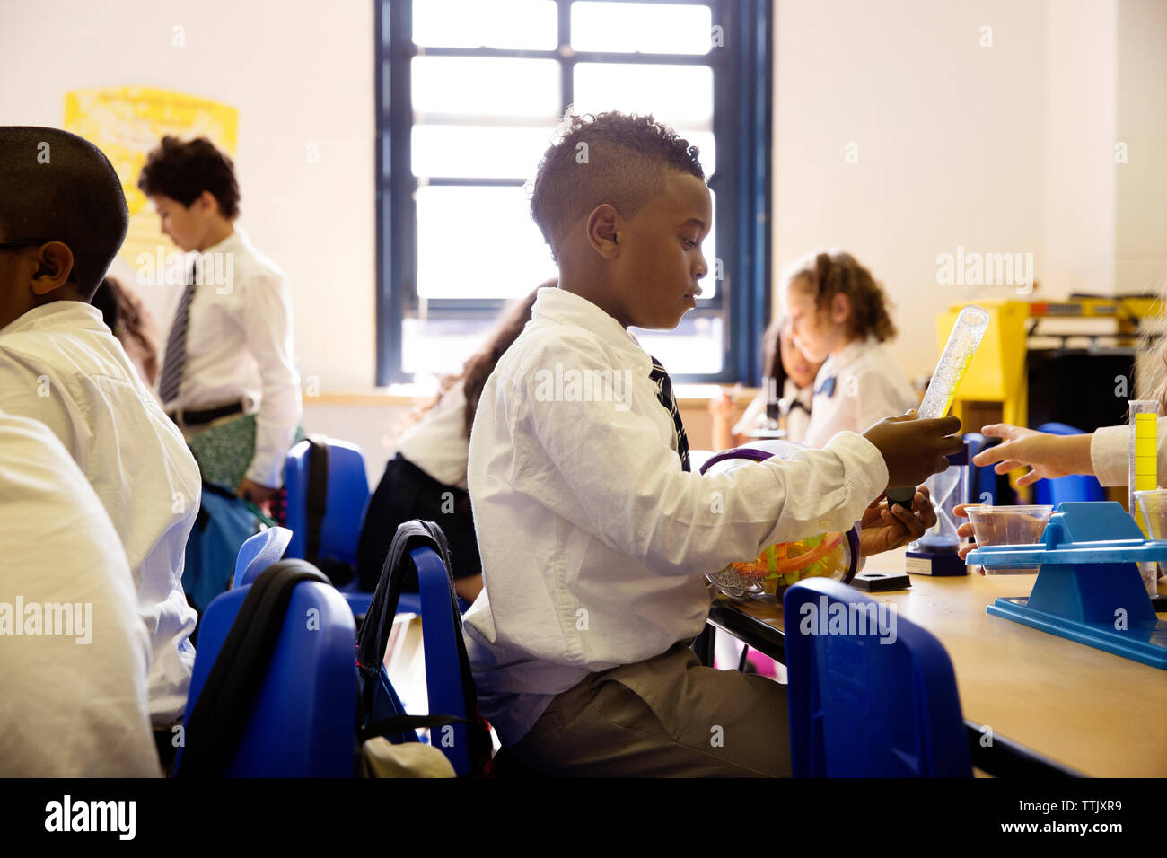 Students practicing science experiment in laboratory Stock Photo - Alamy
