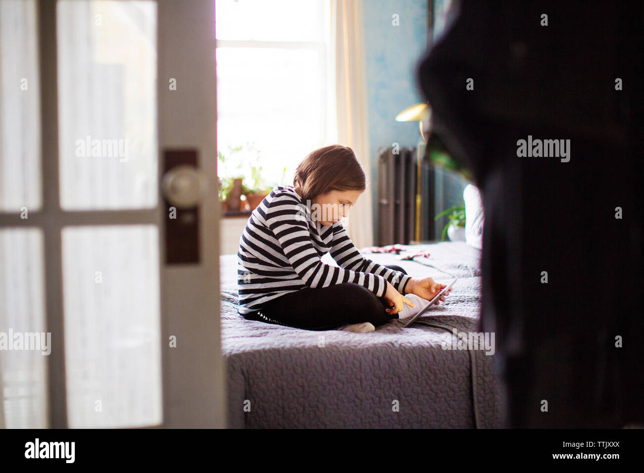 View through screen door hi-res stock photography and images - Alamy