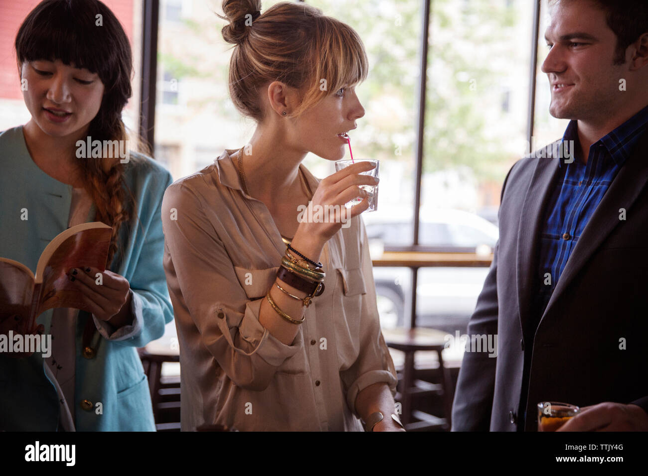 Group young people standing bar hi-res stock photography and images - Alamy