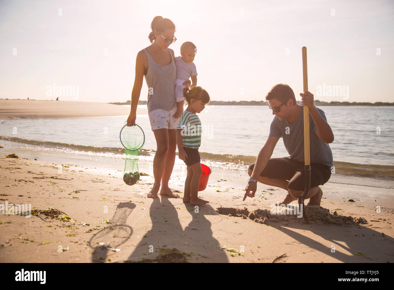 Searching for clams hi-res stock photography and images - Alamy
