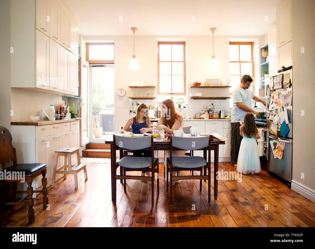 Family in kitchen full view hi-res stock photography and images - Alamy