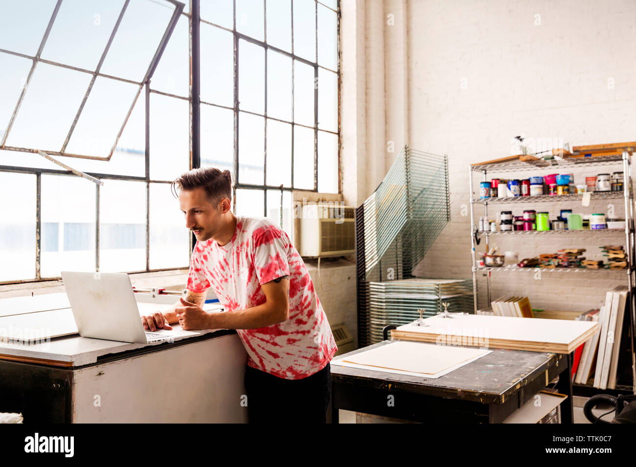 Old man computer screen hi-res stock photography and images - Alamy