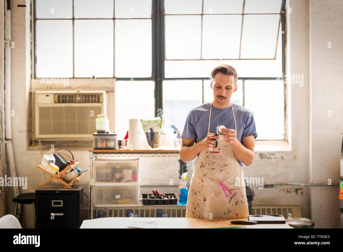 Cutting paper hi-res stock photography and images - Alamy