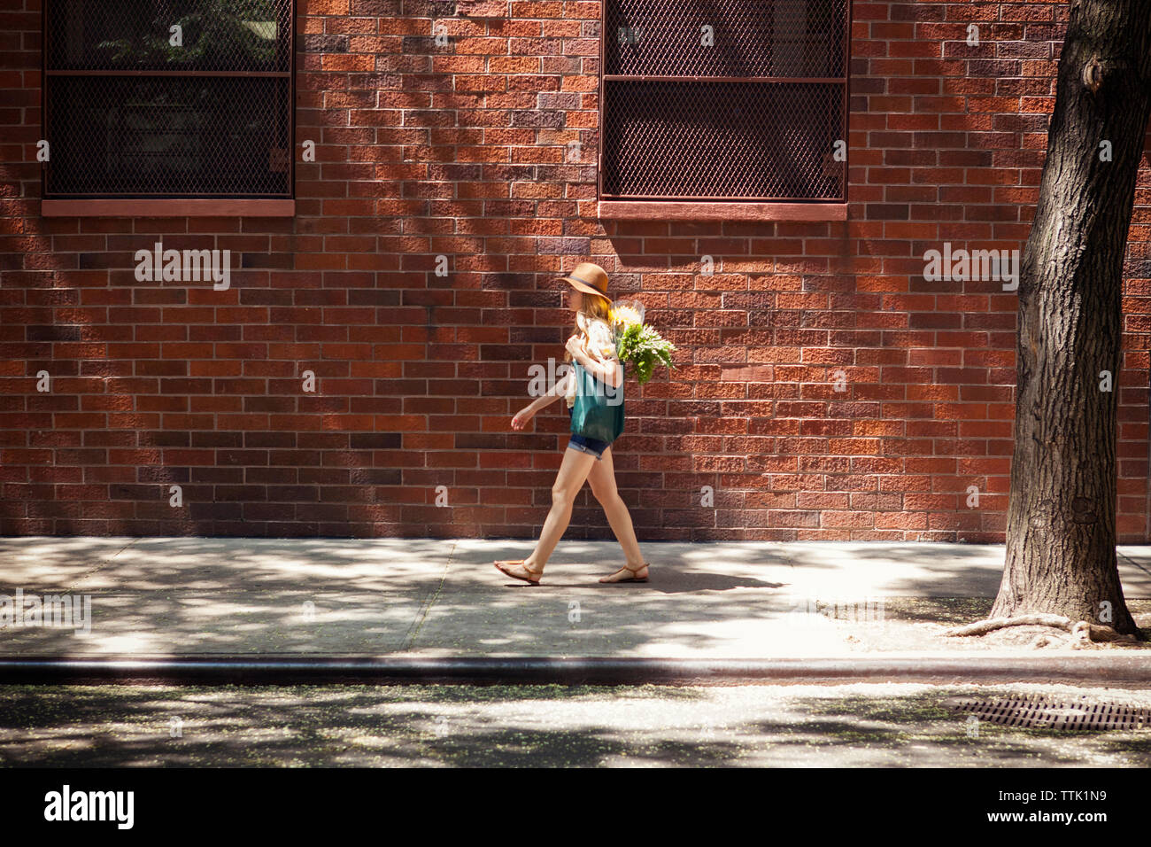 Old brick building sidewalk hi-res stock photography and images - Alamy