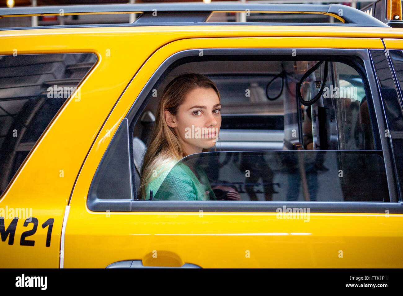 Woman taxi city hi-res stock photography and images - Alamy