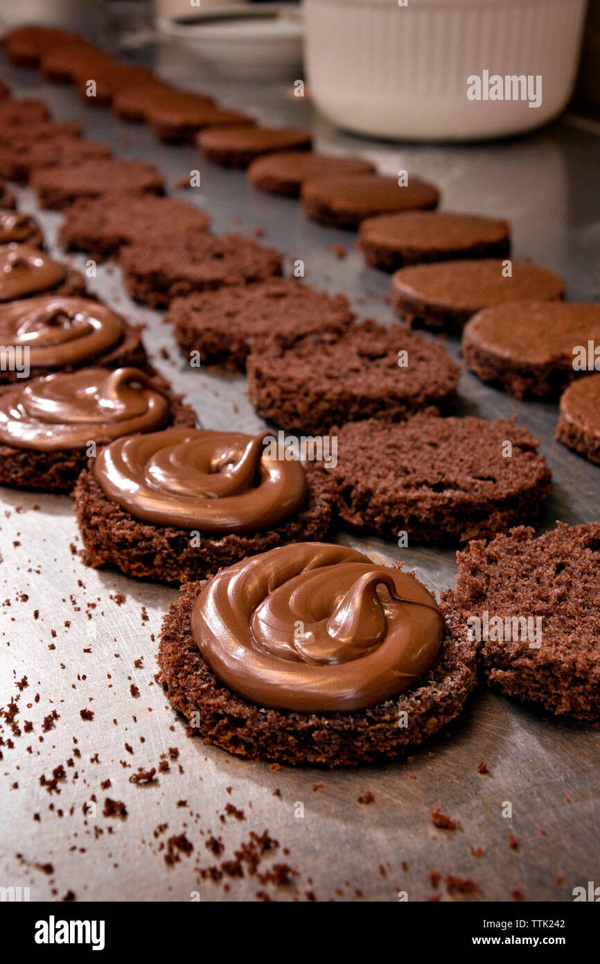 Large sponge cakes hi-res stock photography and images - Alamy