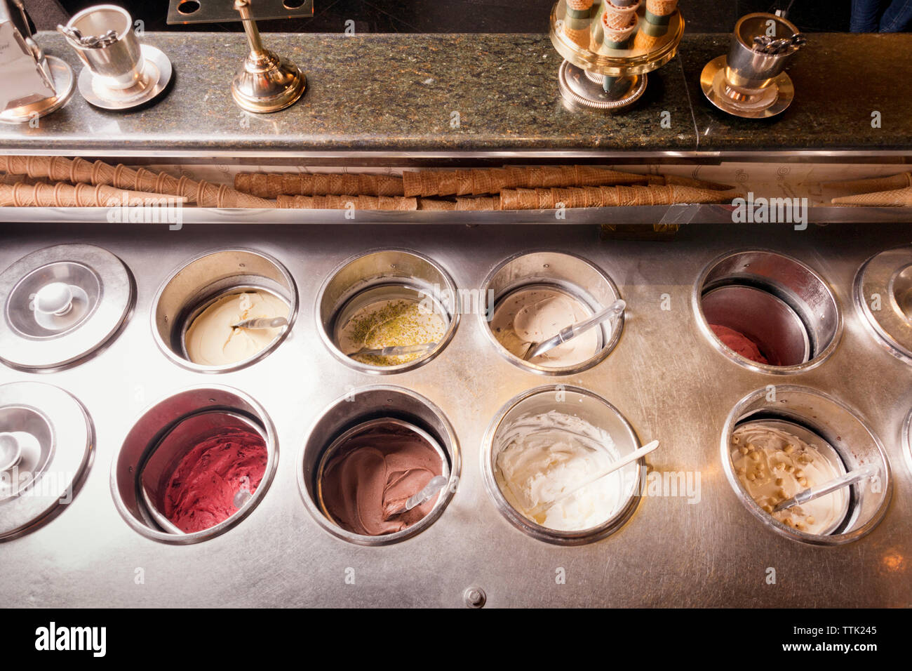 Ice cream shop counter hi-res stock photography and images - Alamy