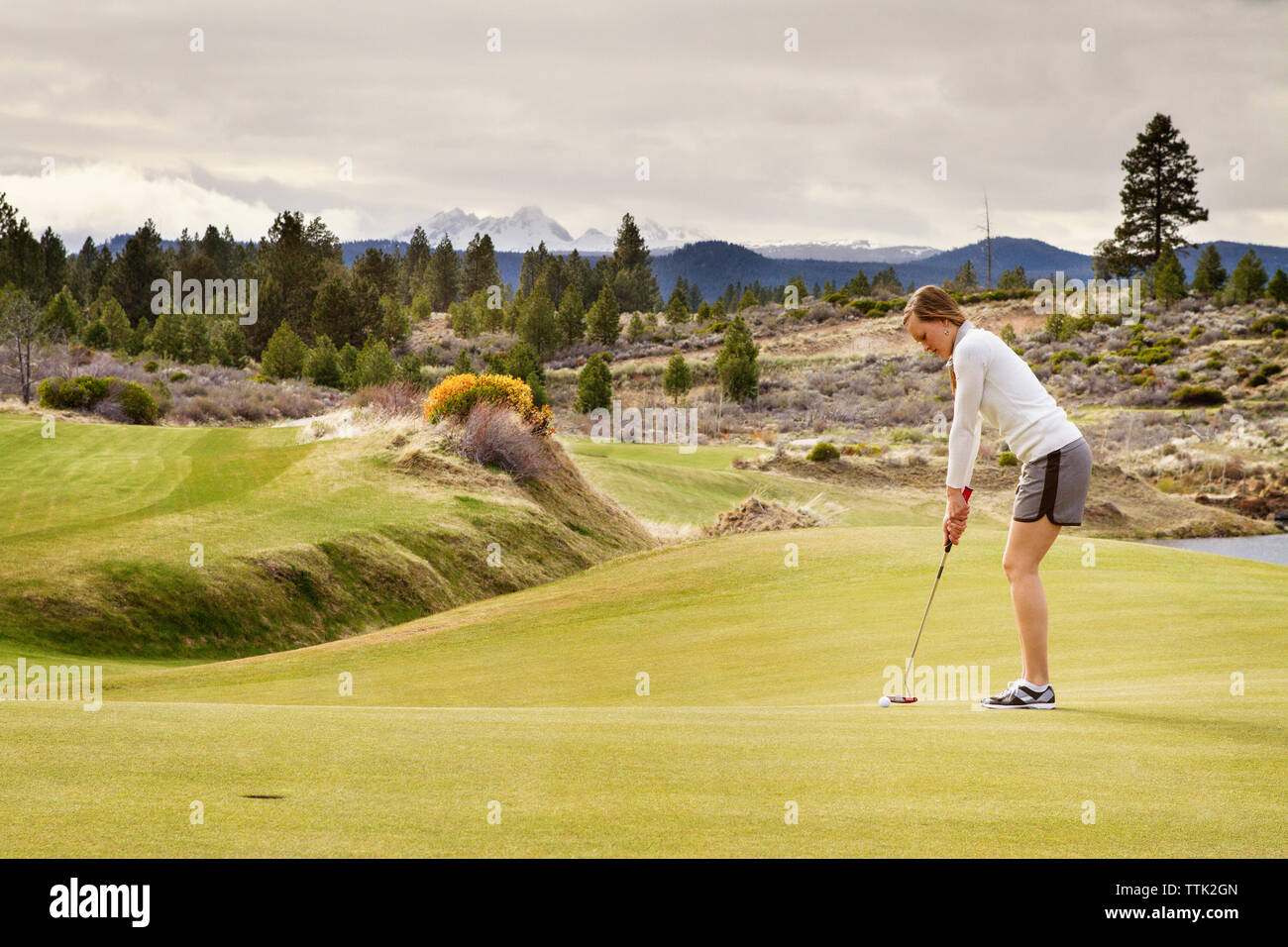 Side view woman playing golf hi-res stock photography and images - Alamy