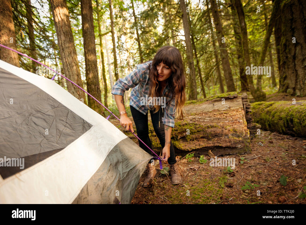 Woman bending down hi-res stock photography and images - Alamy