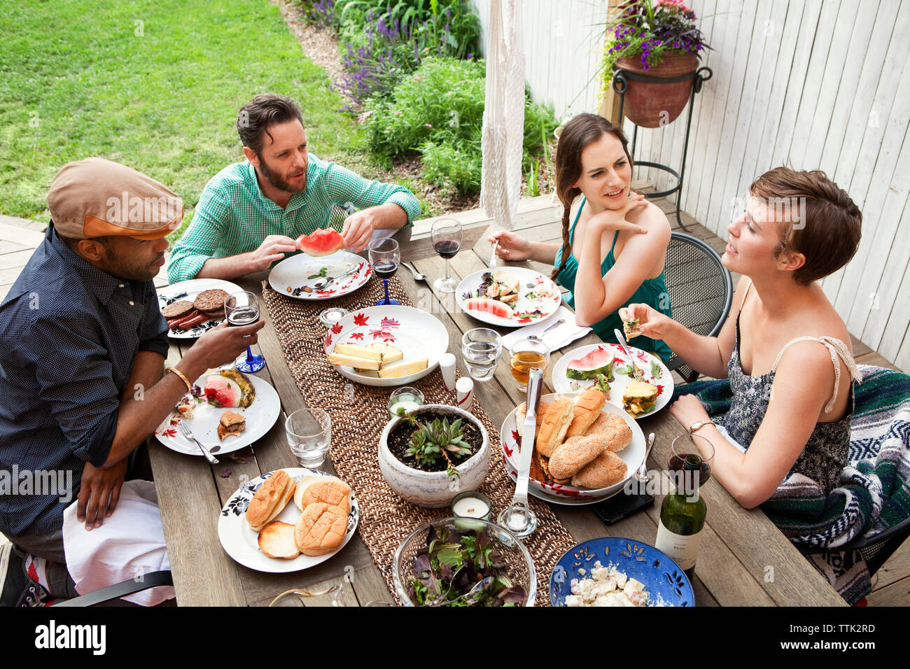 Friends table hi-res stock photography and images - Alamy