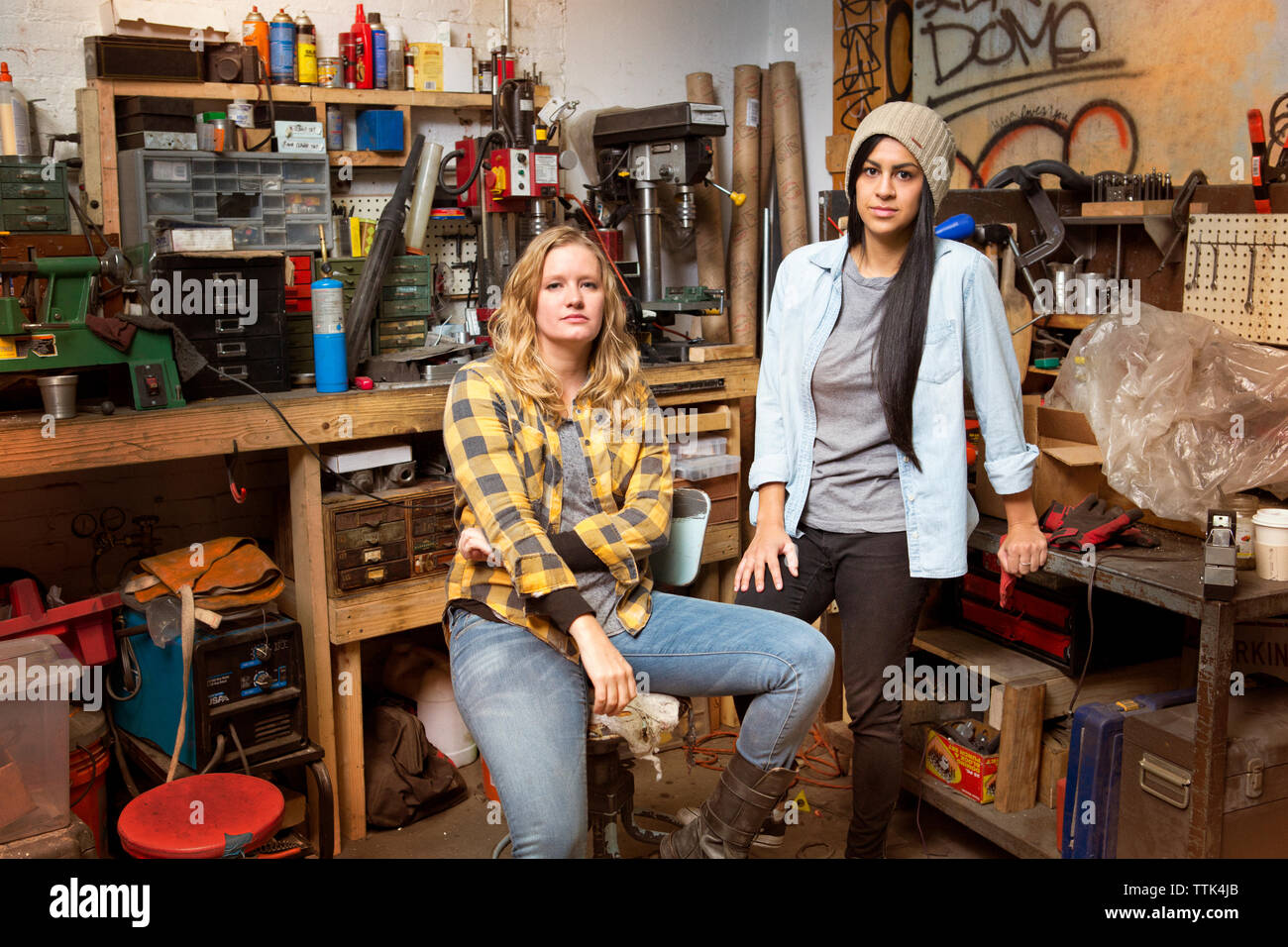 Female auto mechanics hi-res stock photography and images - Alamy