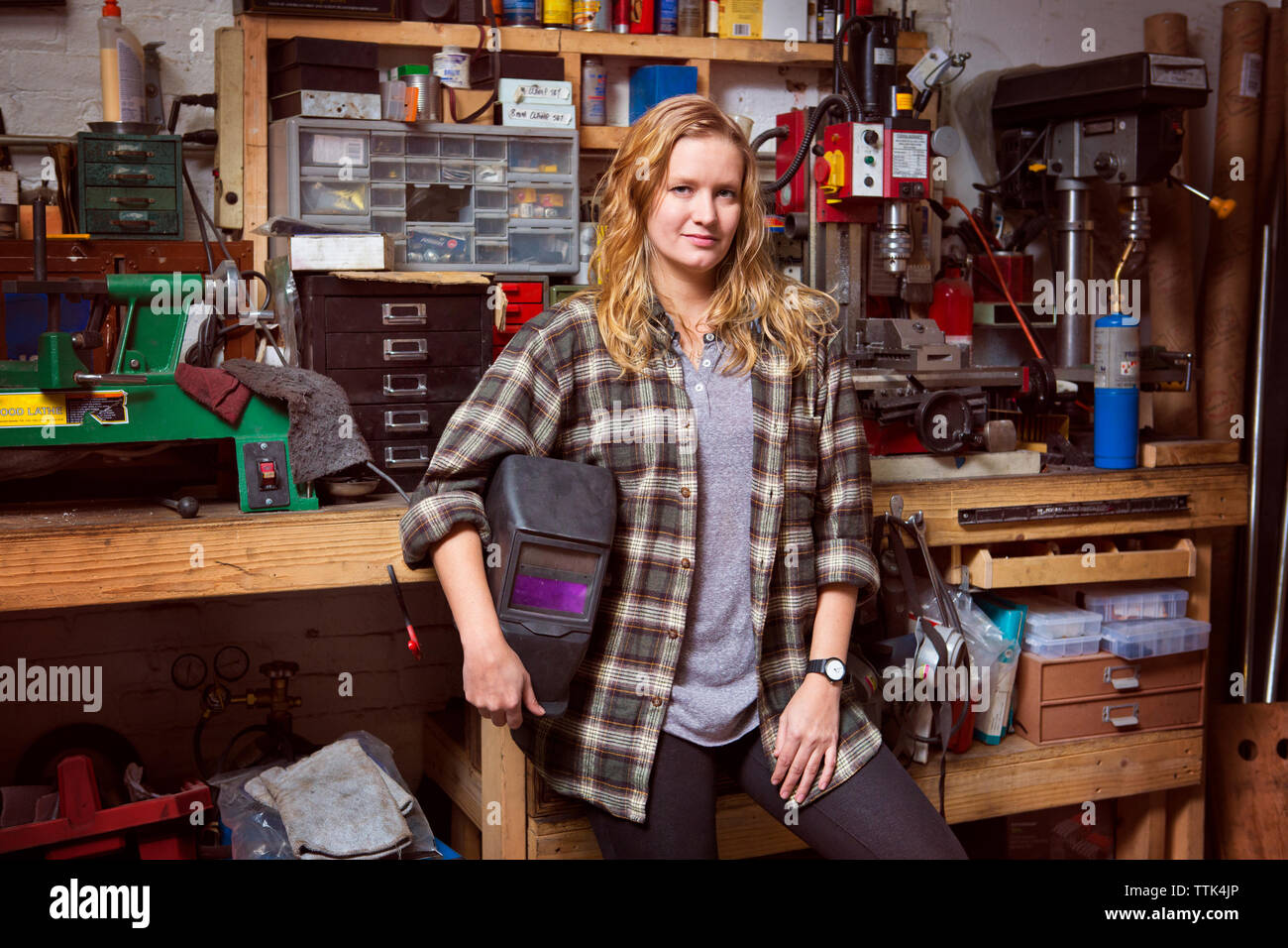 Female mechanic hi-res stock photography and images - Alamy