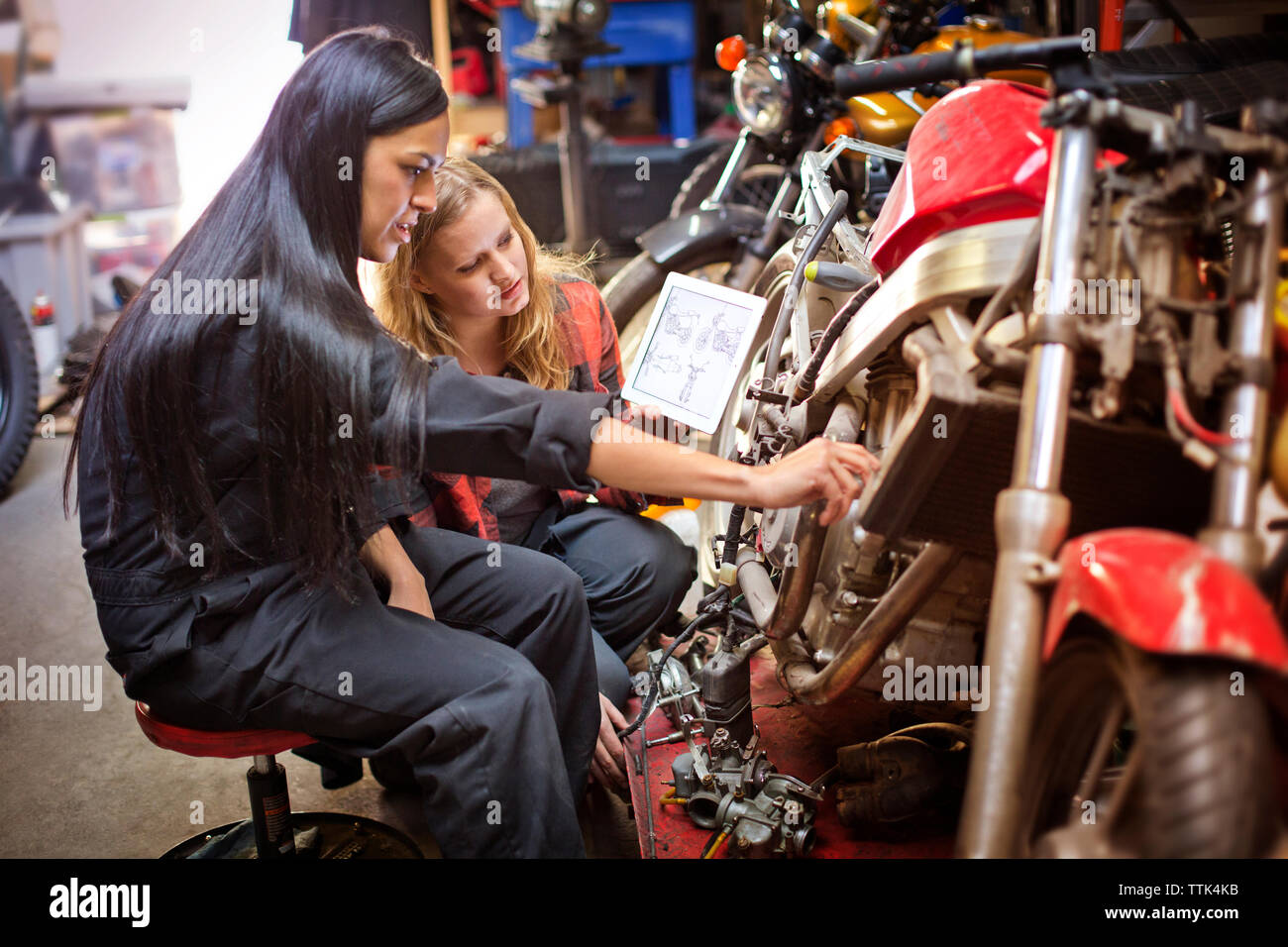 Female mechanics hi-res stock photography and images - Alamy