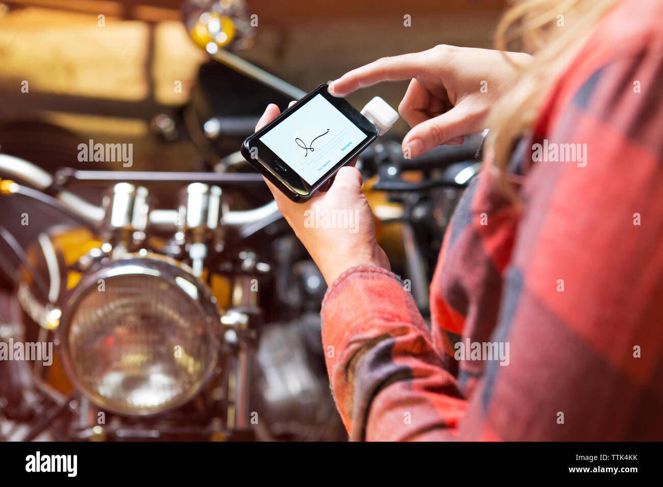 Mobile phone repair shop hi-res stock photography and images - Alamy