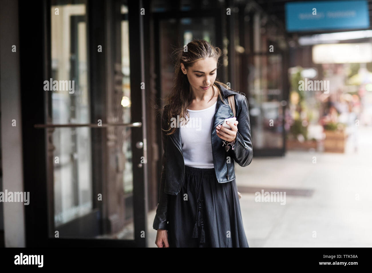 Sidewalk front hi-res stock photography and images - Alamy