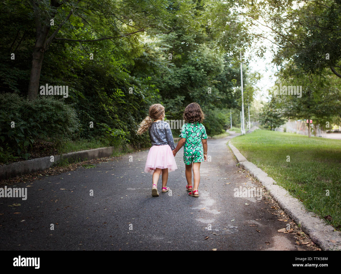 Girls holding hands hi-res stock photography and images - Alamy