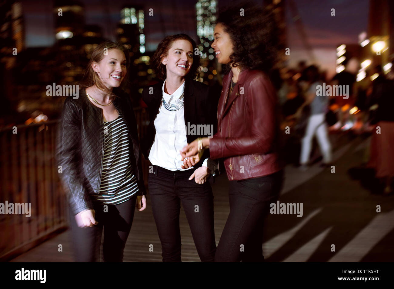 Group of friends on street at night hi-res stock photography and images ...