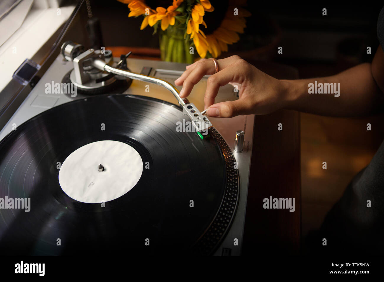 Woman playing record hi-res stock photography and images - Alamy