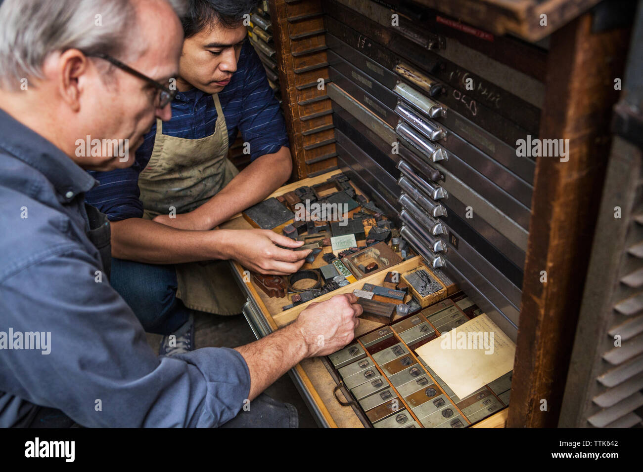 Teamwork choosing hi-res stock photography and images - Alamy