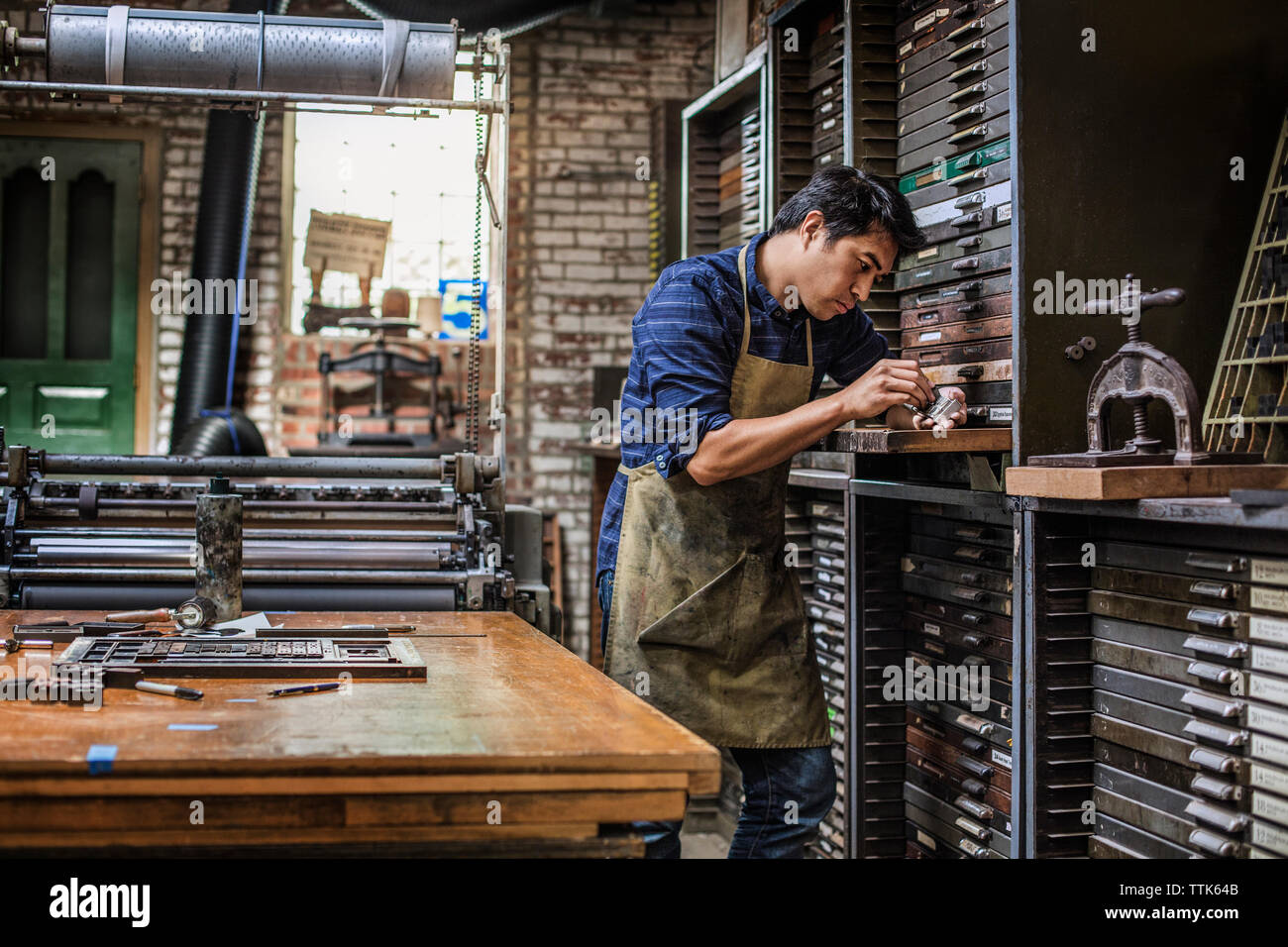 Indian manufacturing worker hi-res stock photography and images - Alamy