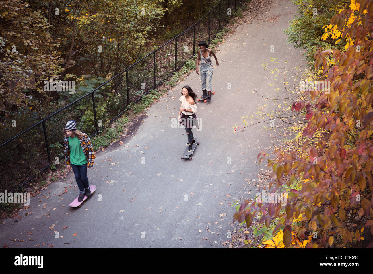 Women skateboarding hi-res stock photography and images - Alamy