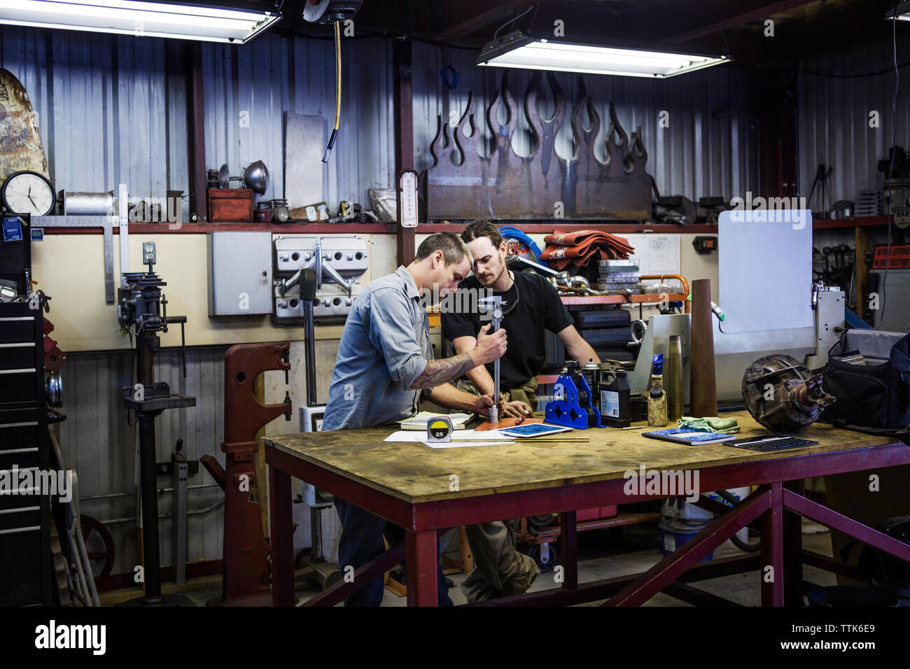 Mechanics working hi-res stock photography and images - Alamy