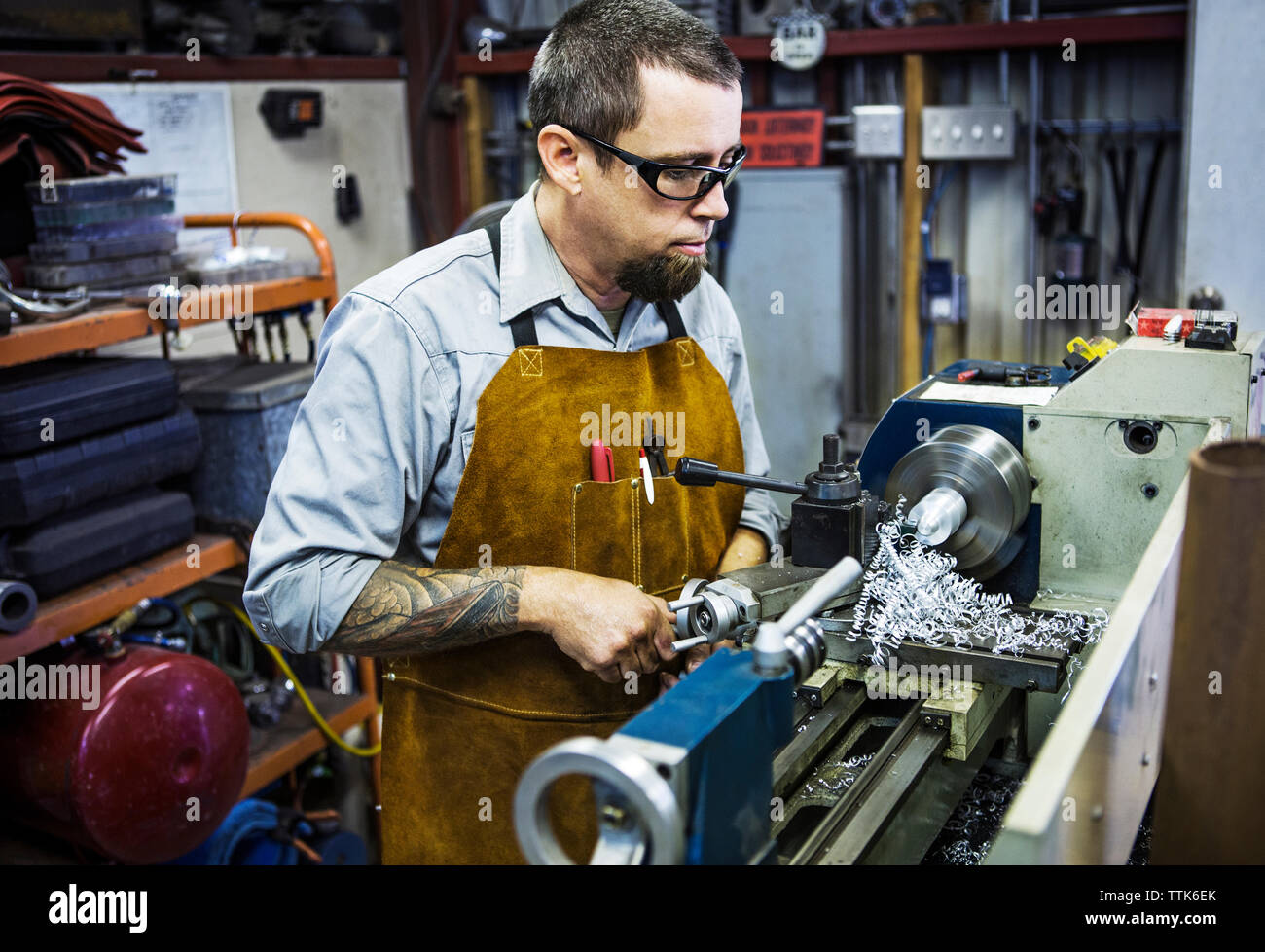 Auto mechanic service hi-res stock photography and images - Alamy