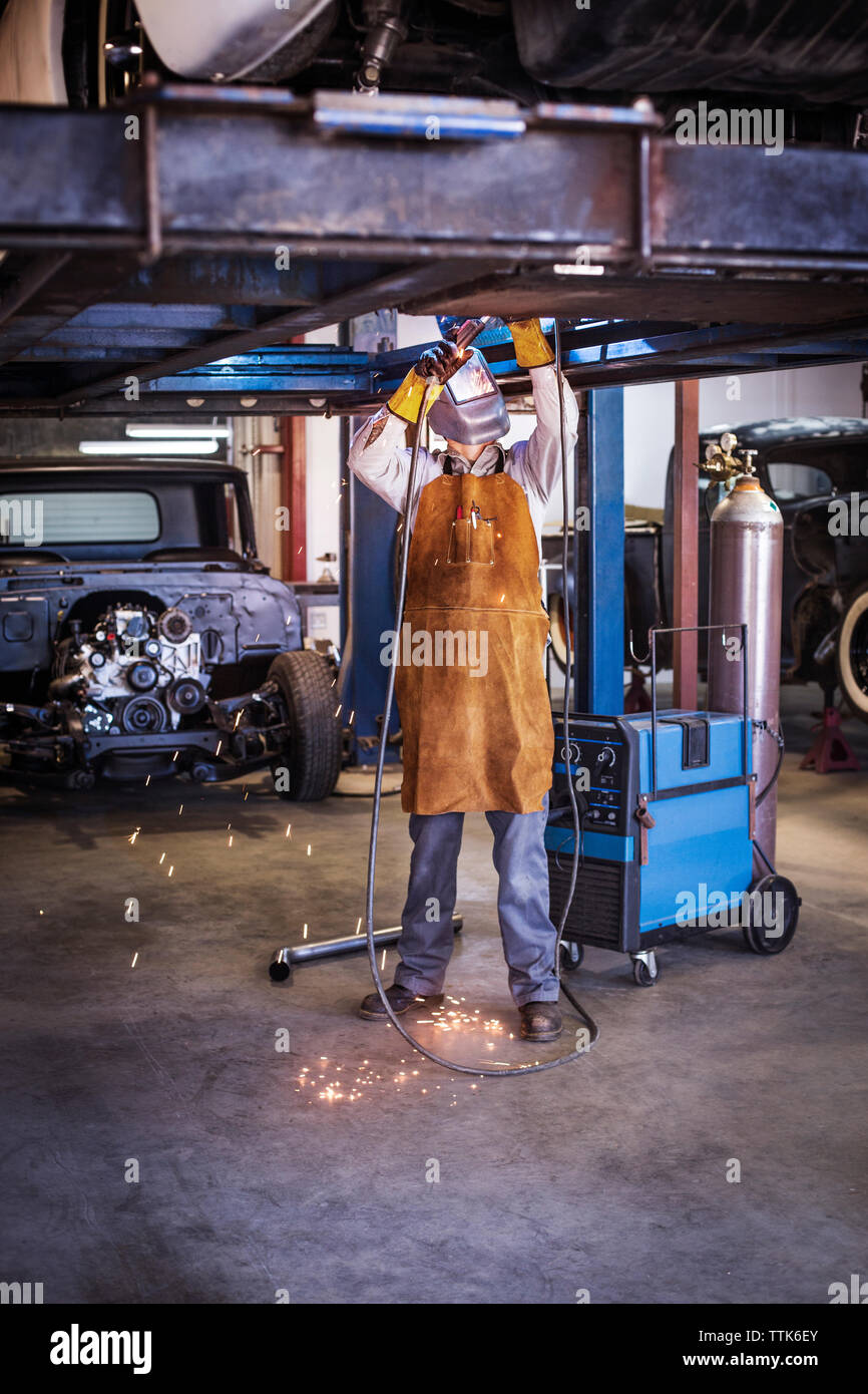 Old car repair shop hi-res stock photography and images - Alamy