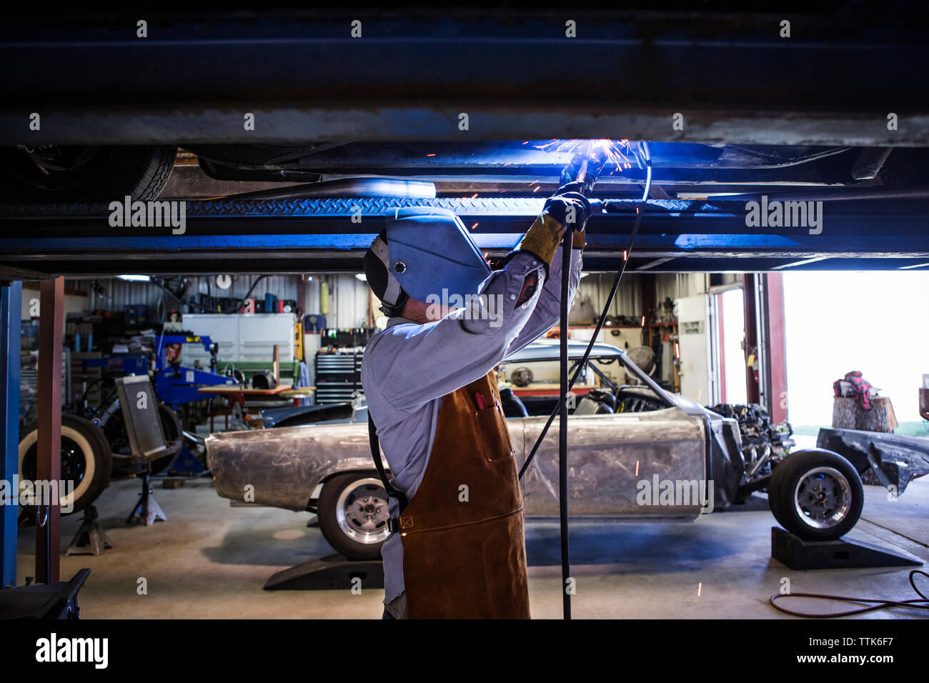 Old car repair shop hi-res stock photography and images - Alamy