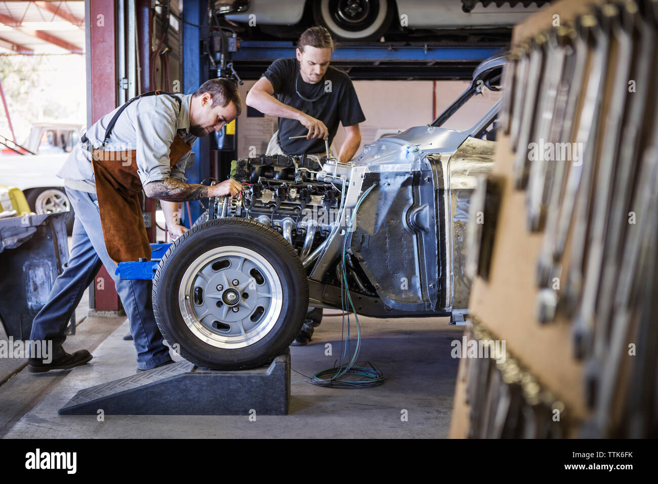 Two auto mechanics hi-res stock photography and images - Alamy