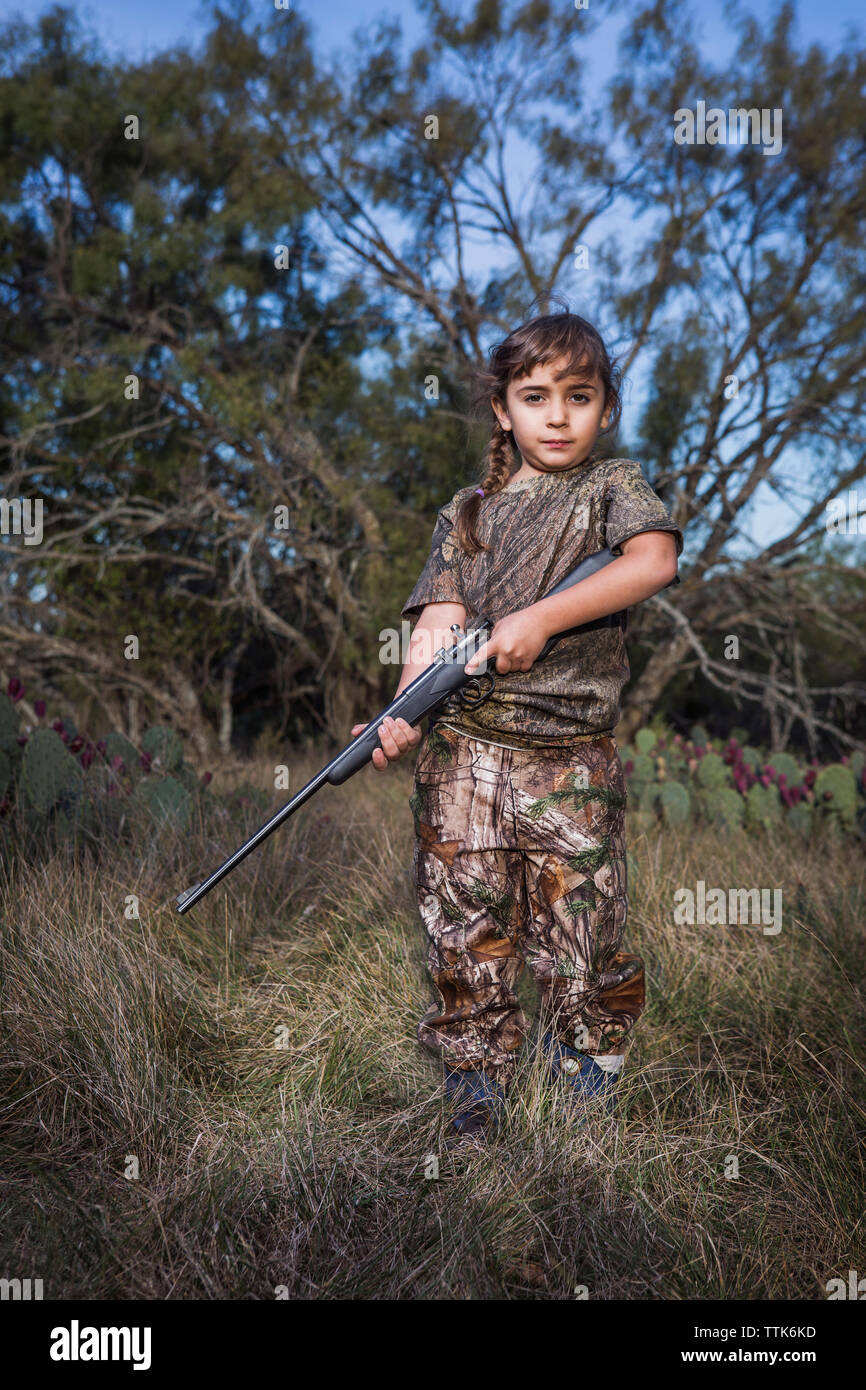 Girl with hunting rifle hi-res stock photography and images - Alamy